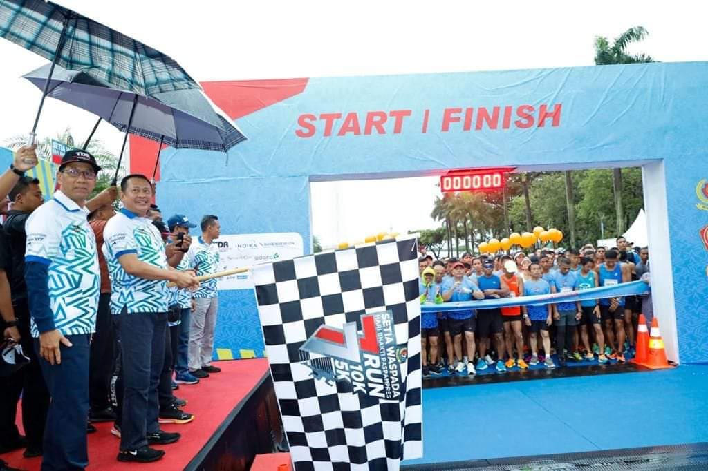 Bamsoet Kibarkan Bendera Start Lomba Lari "Setia Waspada Run Paspampres ...